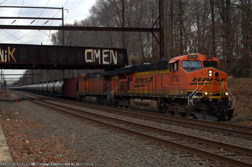 BNSF ES44AC 5792 leads K042-28